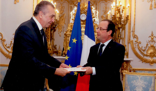 Lambassadeur Dalgérie En France Présente Ses Lettres De Créance Au